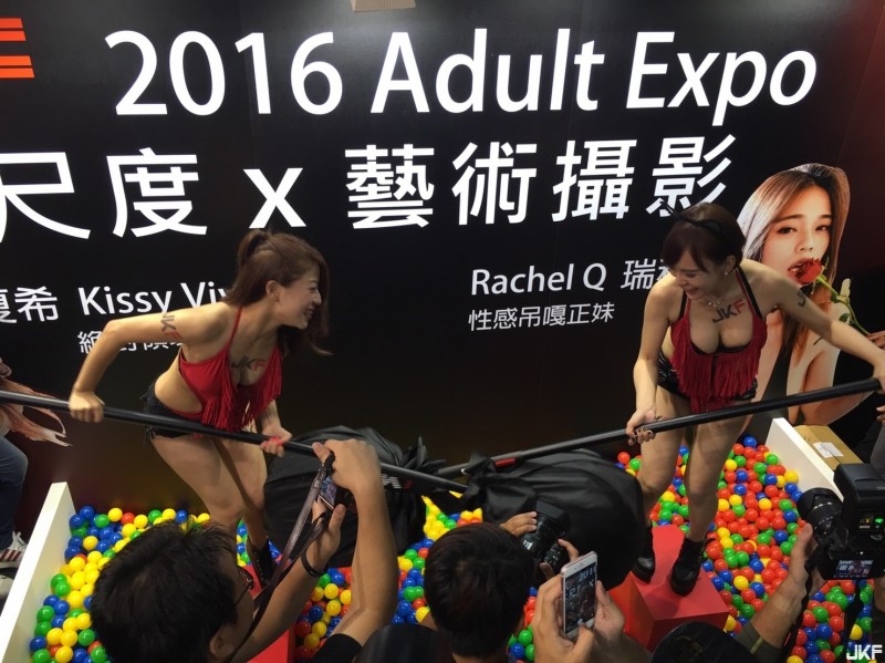 【JKF X 2016 Adult Expo】和SG比賽！拿棒棒互戳好刺激 - Mgs美女番号网